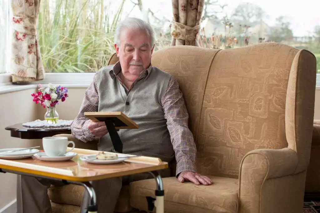 4 Ways to Comfort a Widower Who is Grieving