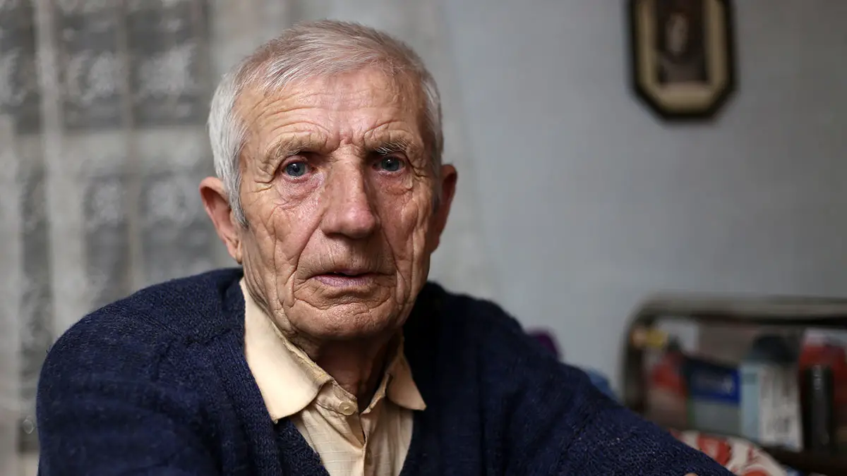 4 Ways to Comfort a Widower Who is Grieving