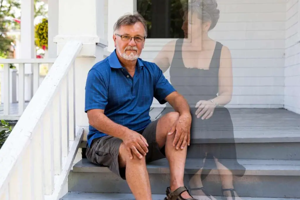 4 Ways to Comfort a Widower Who is Grieving